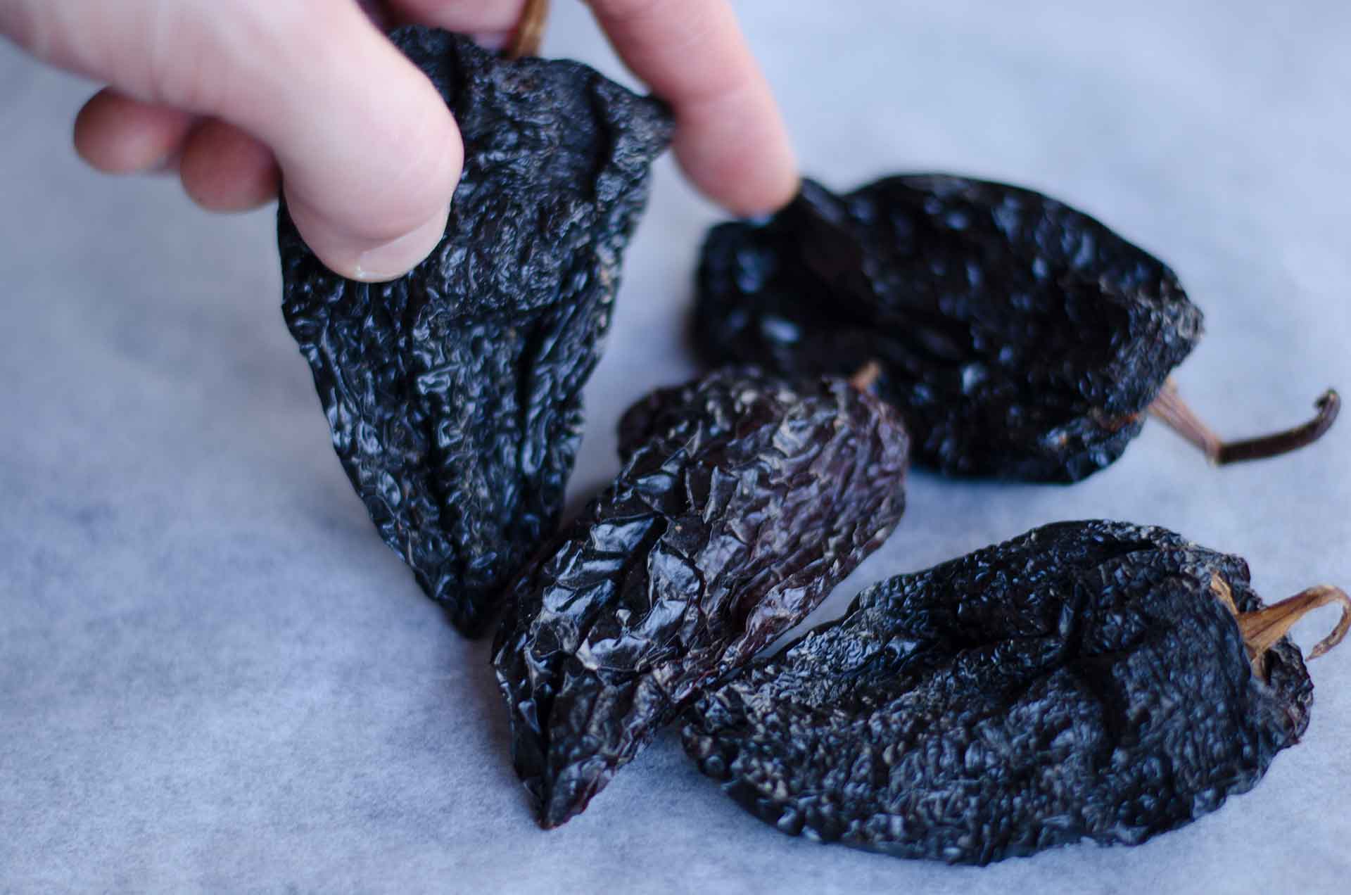 Receta de chiles morita rellenos del chef Eduardo Palazuelos