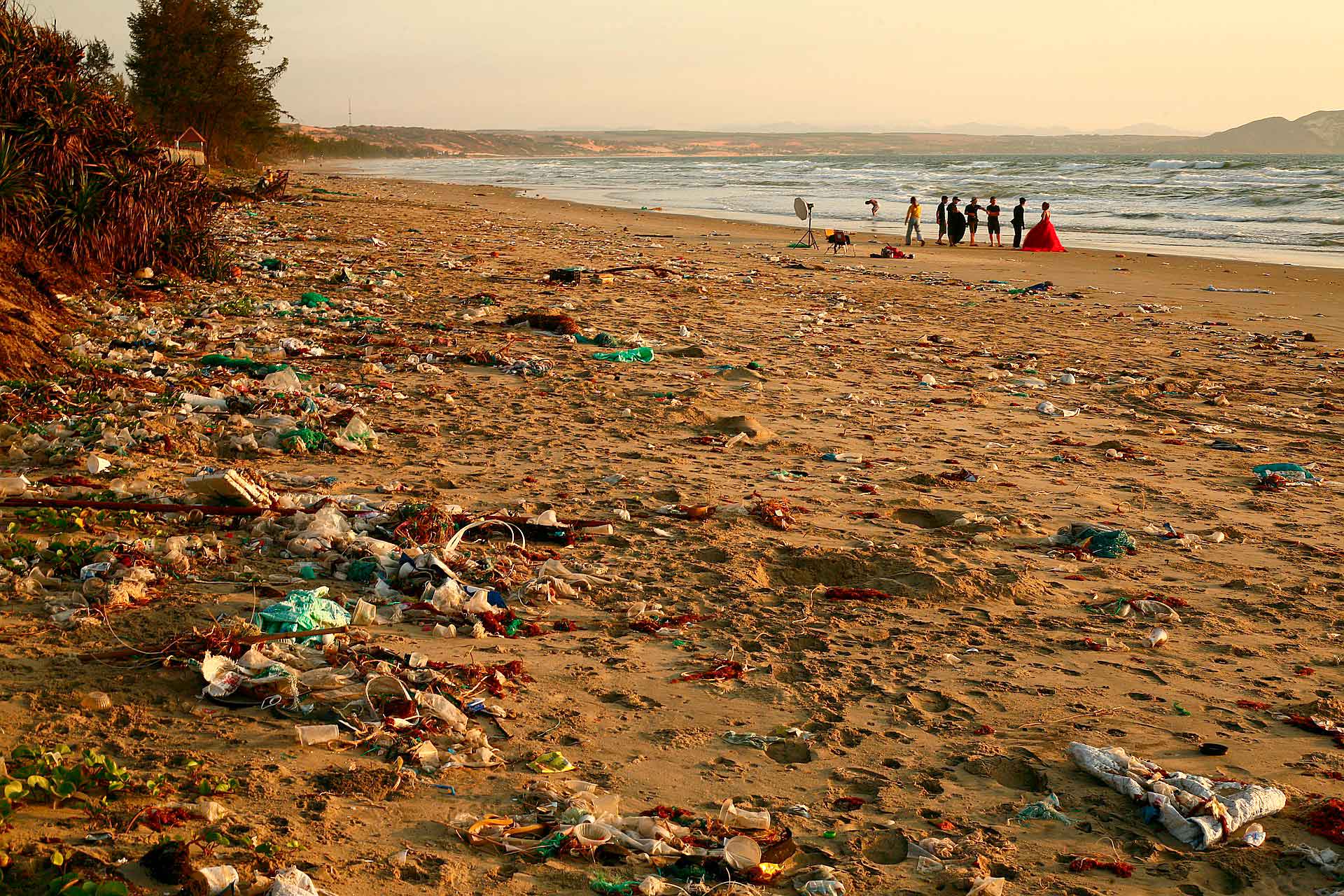 Los principales contaminantes de las playas y cómo evitarlos