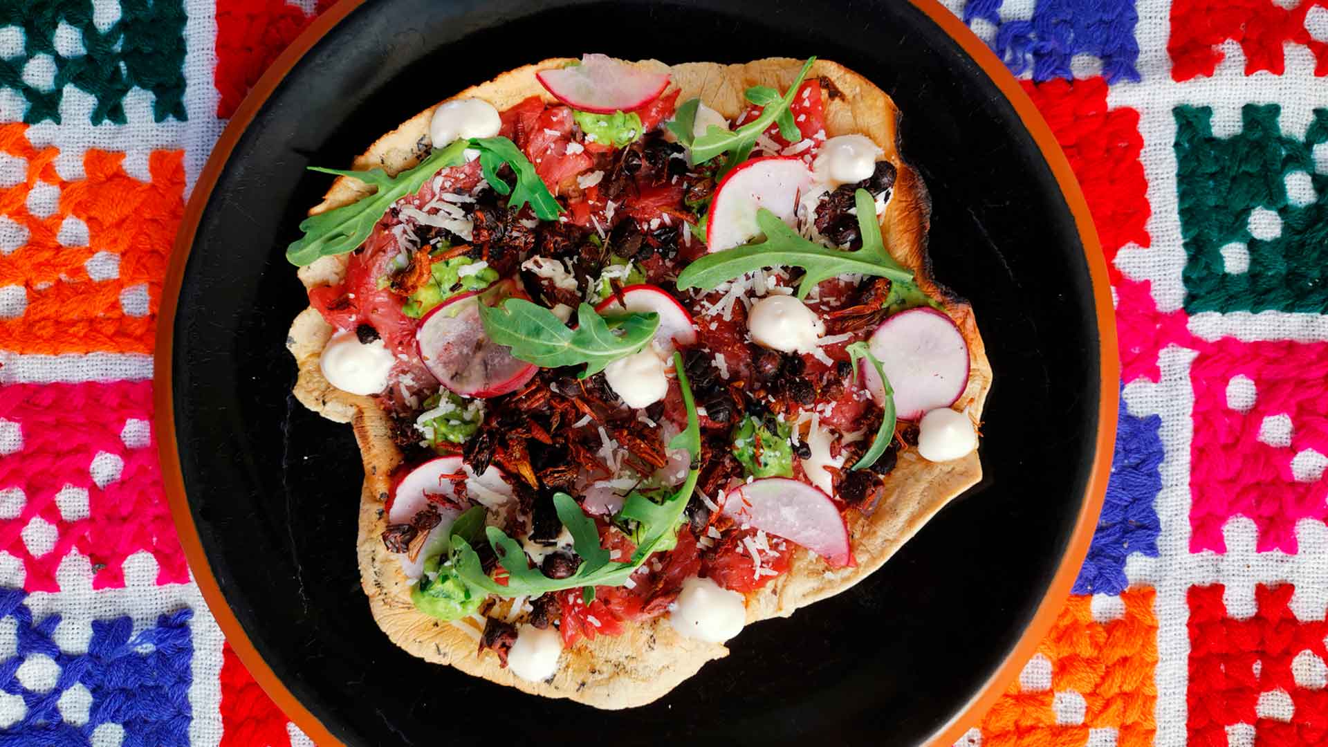 Prepara esta tlayuda oaxaqueña con carpaccio de res y hormiga chicatana