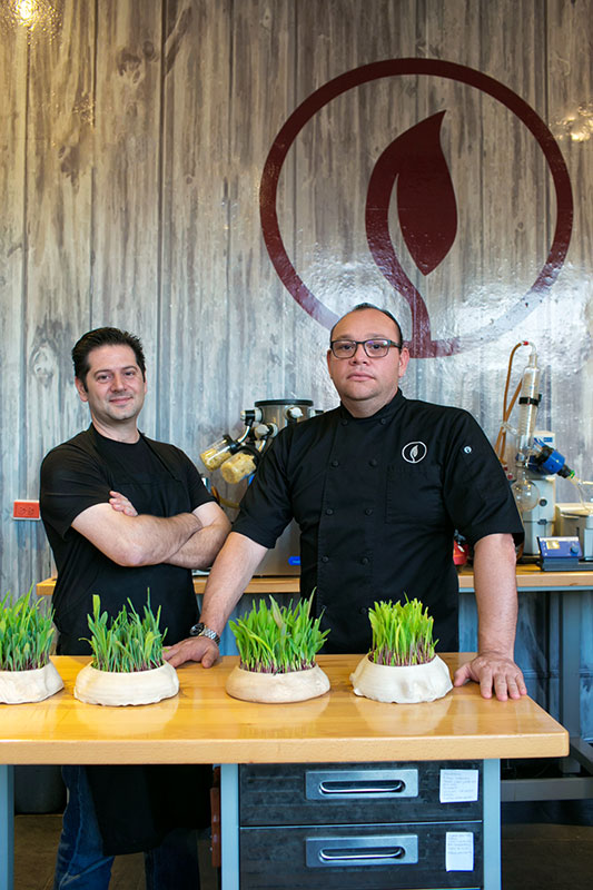 Pedro Evia y Eduardo Rukos crean goma de mascar para expediciones a Marte