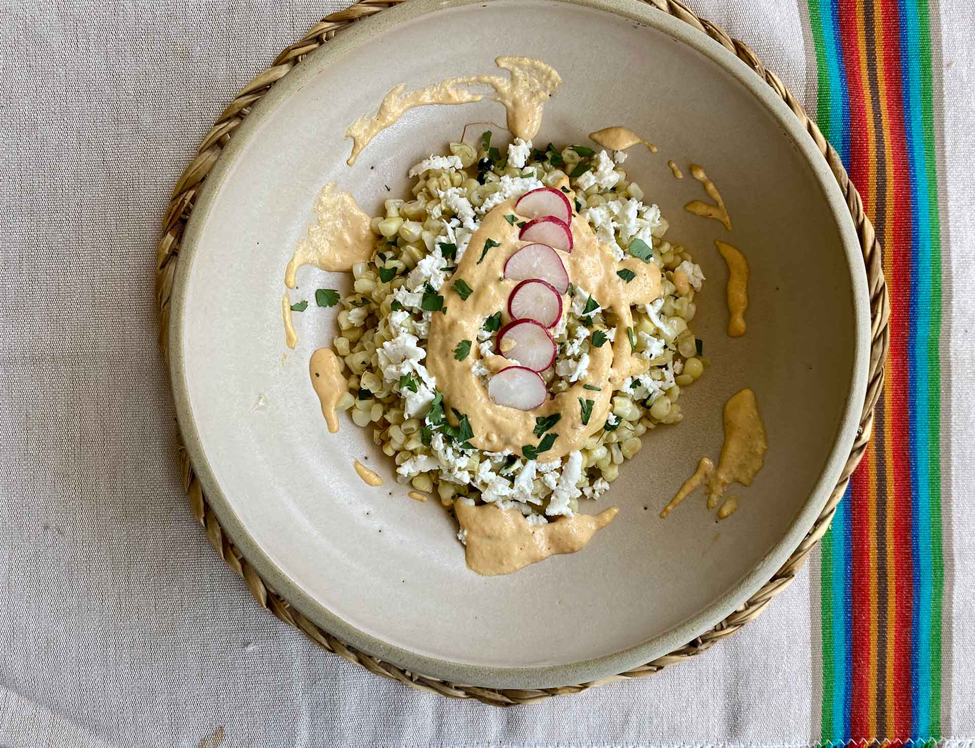 Prepara unos tradicionales esquites… ¡con maíz azul y chicatanas!