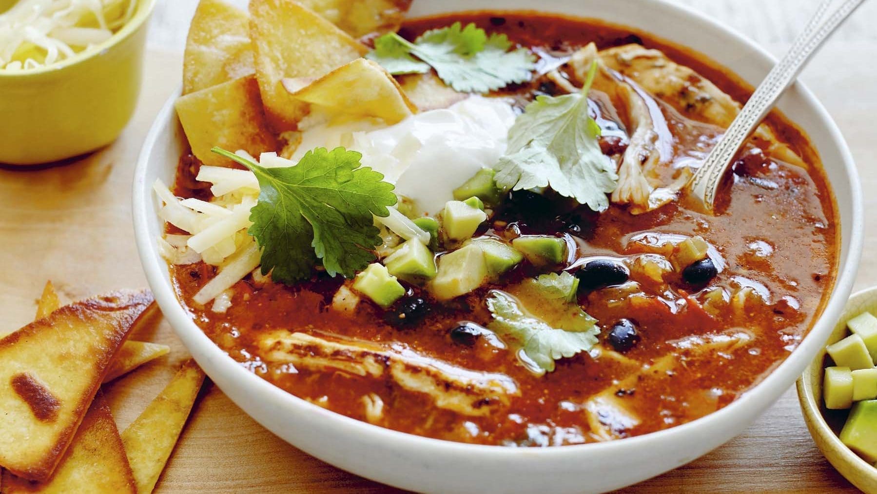 Sopa de tortilla con limón y pollo