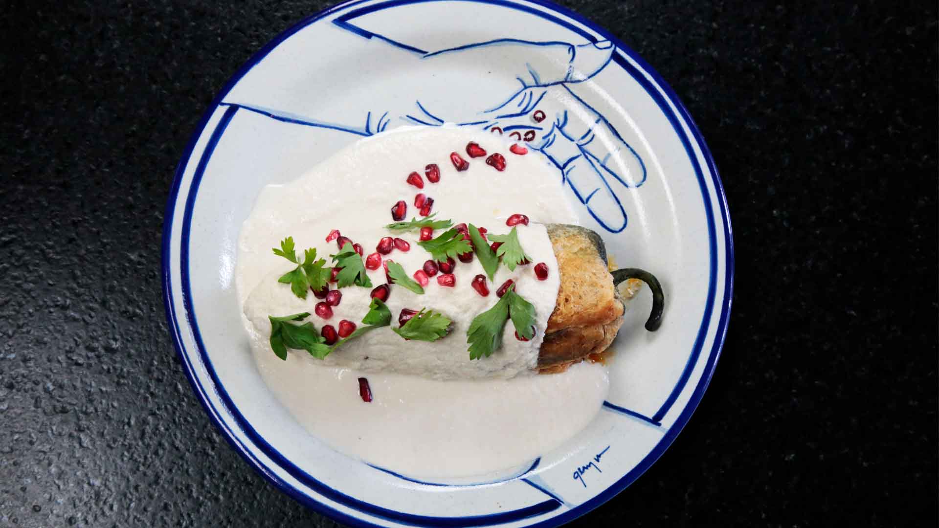 Chef Ángel Vázquez comparte su receta familiar del chile en nogada