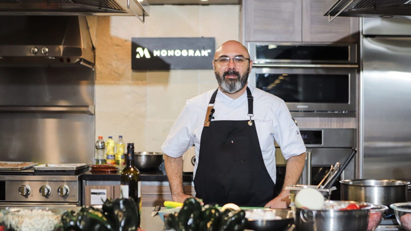 ¿Quieres aprender a cocinar chile en nogada? El chef Alan Sánchez te ...