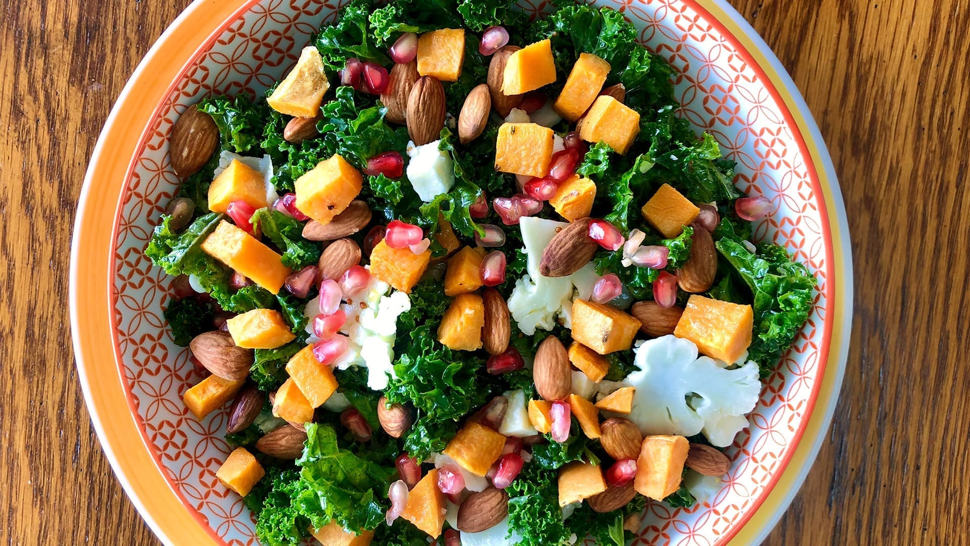 Prepara una nutritiva ensalada de kale y almendras con Estrella Jafif