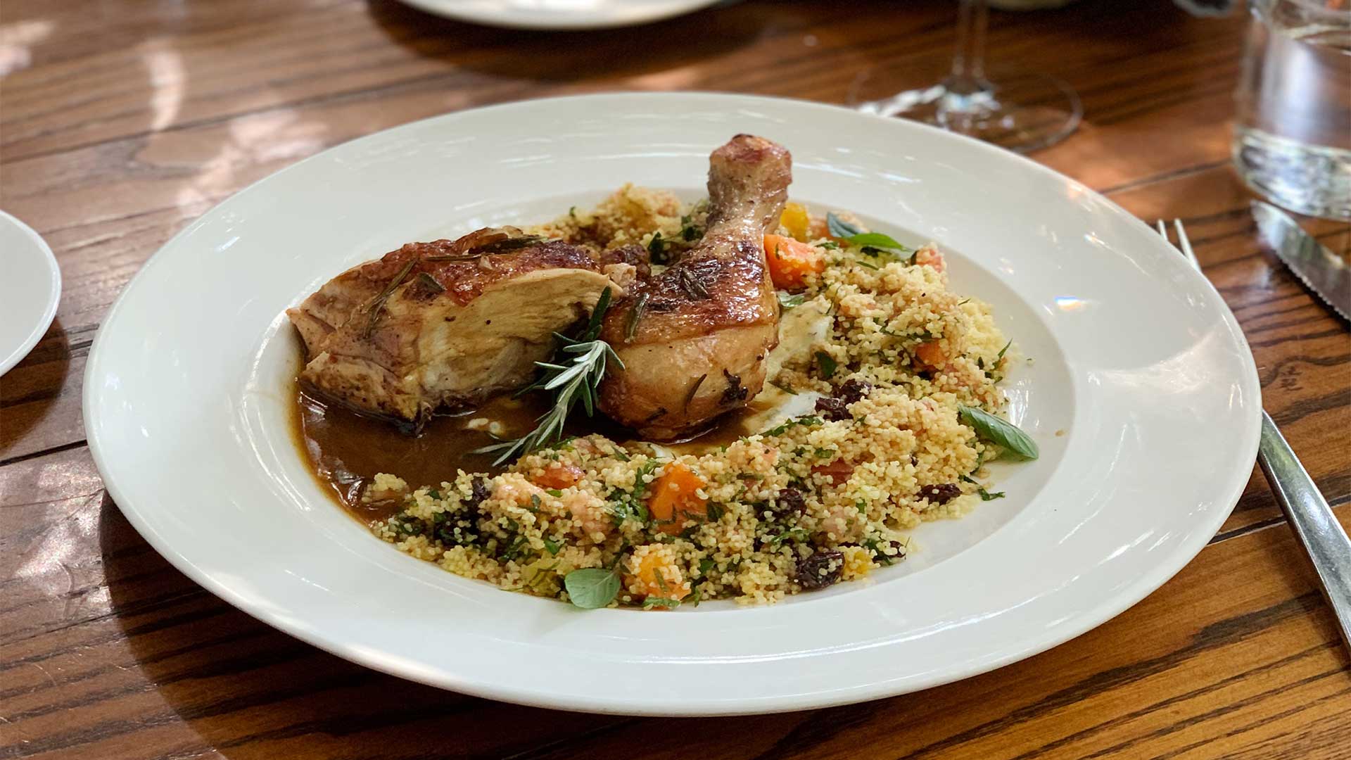 Cocina un delicioso pollo al romero como el chef Alejandro Fuentes