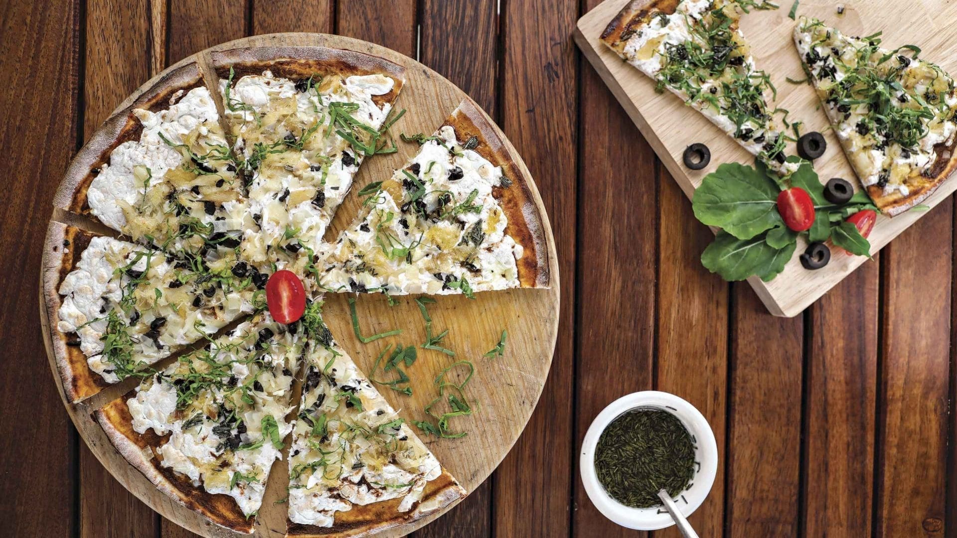 Pizza de bacalao con hojuelas de papa al romero y arúgula