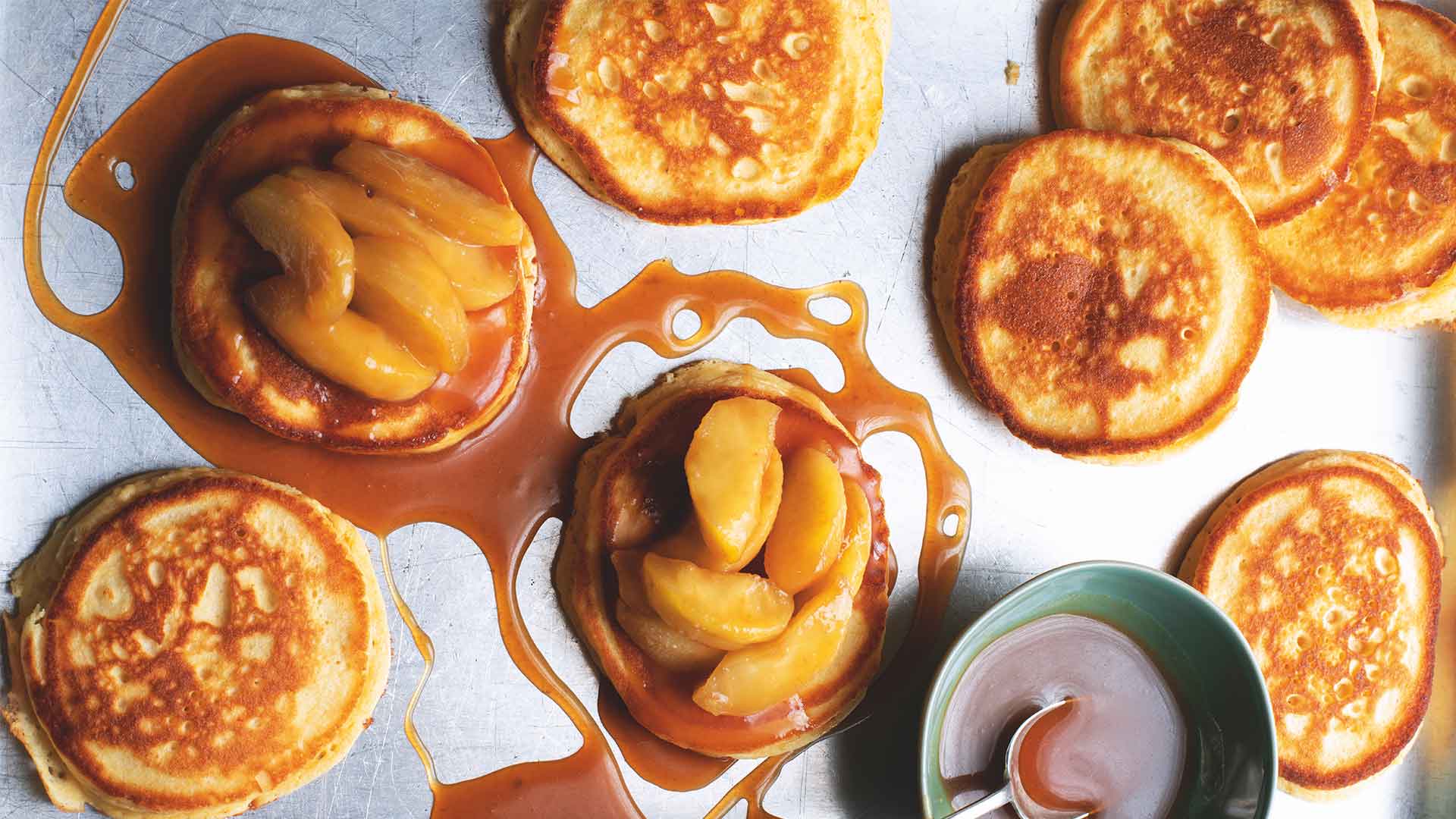 Receta de flannel cakes de manzana y salsa de caramelo